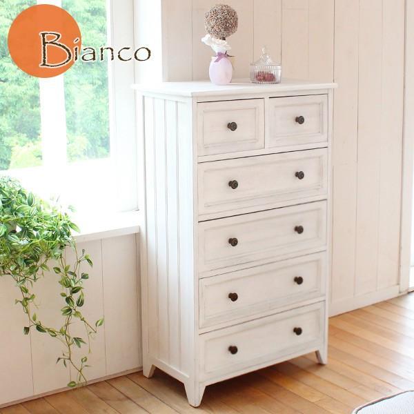 面倒な組立て不要の『完成品』でお届け！アンティーク加工を施したホワイトチェスト。シンプルな中にフレンチテイストをプラスして可愛らしく。全面に施されたアンティーク加工のホワイト塗装で優しい雰囲気になります。ワイドタイプは収納力も十分。衣類だけ...