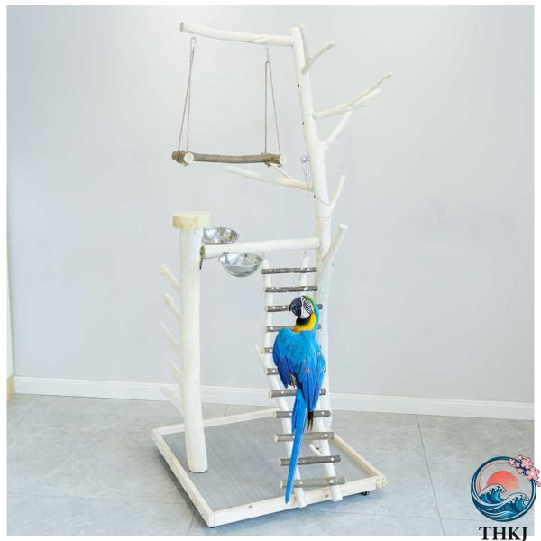 ? 大型オウムスタンド：製品サイズは150×60×60cmで、様々なサイズのオウムに適しています。例えば、大型コンゴウインコ、ヨウム、小型セキセイインコ、ラブバードなどです。? お手入れと移動が簡単：底部の木製シャーシは片側から開閉できるの...