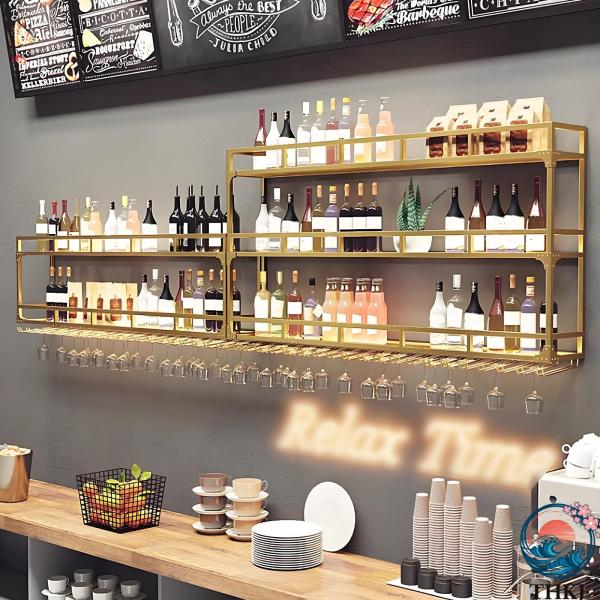 オープン収納デザイン：壁掛けワインラック ワインボトルとワインラックの一体型デザインを採用し、複数の層があります。上層にはお気に入りのワインボトル、緑の植物、コレクションなどを収納でき、下層にはワイングラス、マグカップ、コーヒーカップを掛け...