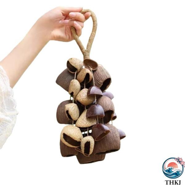 商品の説明                                                自然の息吹を感じさせる「天然果実の風鈴」は、風にゆらめくたびに澄んだ音色を奏でるハンドメイドの癒しアイテムです。天然の果実殻を丁寧に加...