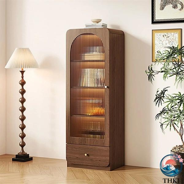 【高品質の天然無垢材】この自立式ワインラックは高品質の天然木を使用し、丁寧に仕上げられています。木目の美しい自然な風合いと繊細な触り心地が特徴で、ご自宅に温かみのある雰囲気を演出します。透明なキャビネットドアのデザインは実用性と美観を兼ね備...