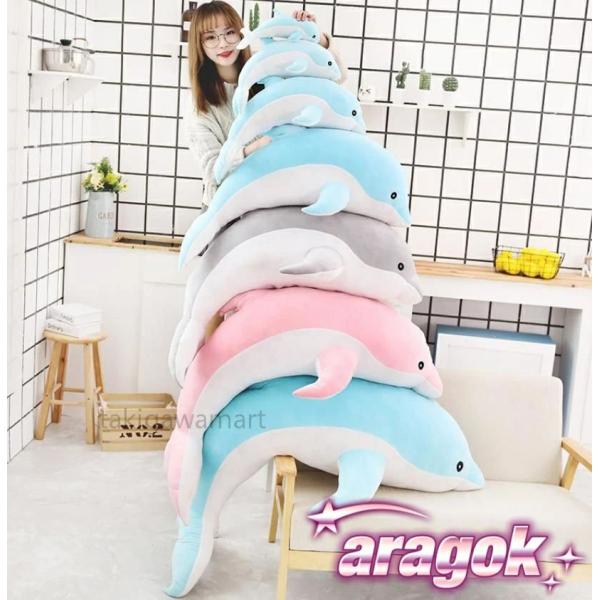 【ふわふわ】：フワフワの手触りが気持ちいい、とってもかわいいクッション兼抱き枕です。 しっぽもついて飾っておくだけでもまるでぬいぐるみのようで可愛いですよ。 ご自宅のソファーやベッドルームはもちろん、オフィスのチェアーの背もたれ部分にもいか...