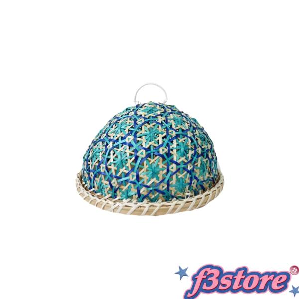 **素材と職人技**：ベースとフレームには天然の竹を編み込み、青緑色の模様が入ったポリエステル製のウェビングを使用。環境に優しく、耐久性があり、洗練された質感の手編みデザインです。**構造と機能**：半球形のデザインがボウルや皿を科学的に覆...