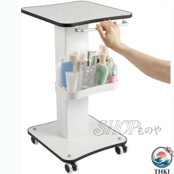? 【3段サロントロリー】この台車は3段の棚が付いており、上段と中段は作業中にマシンやツールを置くスペースがたっぷりあります。上段の大きなパネルは様々な美容器具を支えることができ、2段目のトレイと下段のベースは様々なボトルや缶を収納できるコ...