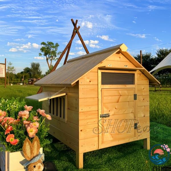 ? 【通気性があり蒸れない】ドアと二重窓が付いている犬小屋は、丈夫で耐久性があります。大きな窓のデザインにより、犬小屋の通気性と換気が良くなり、犬に良好な生活環境を与えることができます。? 【丈夫で耐久性】無垢材で作られており、木目がはっき...