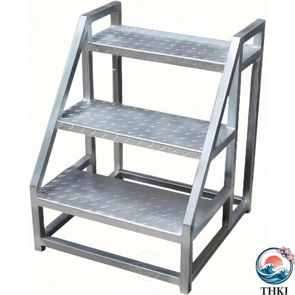 高品質の素材：手すり付き踏み台はの高い亜鉛メッキ鋼管で作られており、強力な耐荷重能力、耐食性、防錆性、耐久性が長持ちします。ご年配の方や、小さなお子様もして昇り降り、昇降補助できる取っ手付きの踏み台です。 安定性抜群：広いステップ滑り止めス...