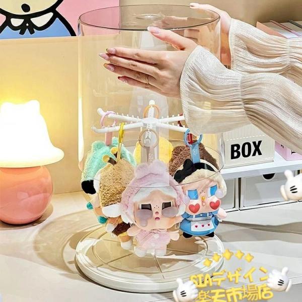 フィギュアやデザイナーズトイなどを、ほこりや傷から守る頑丈な保護ケースです。360度回転する仕様！アクセサリーなどの小物をスッキリ整理整頓。お好きな角度に開いてディスプレイしたり、見せる収納・推し活も楽しめます♪円柱状に縦に揃えればほこりや...