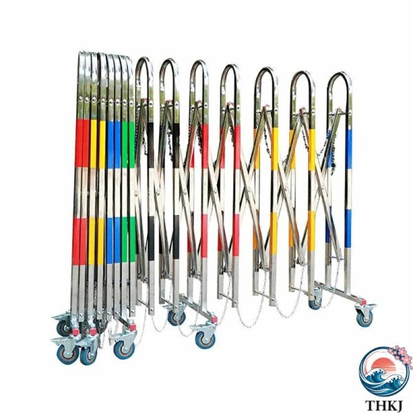 【耐久性のある素材】伸縮フェンスはステンレス製で、錆や腐食に強く、屋外環境でも長持ちします。頑丈な構造なので強風や衝撃にも安心です。  【伸縮式デザイン】保護フェンスのアコーディオンデザインにより、必要なときに素早く展開でき、使用しないとき...