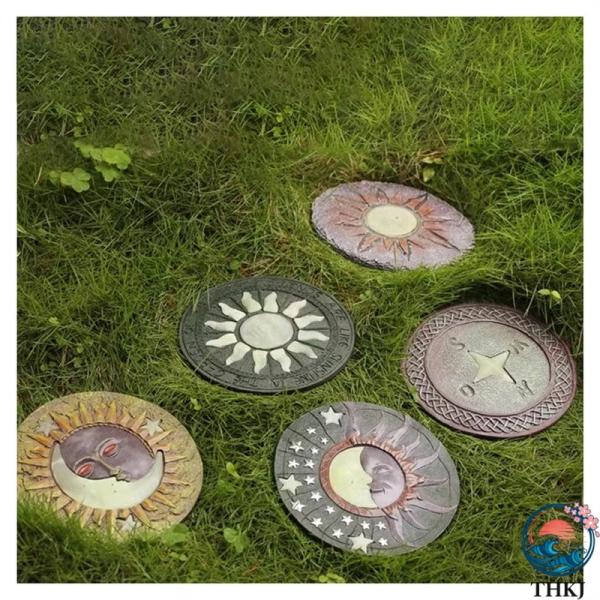 1. 商品の概要 ガーデンステッピングストーン 蛍光発光 樹脂製 10 パターン選択可能 樹脂素材製のガーデンステッピングストーンです。太陽、月、星、蝶など 10 種類のパターンから選べ、直径 26cm（一部円楕円足型はサイズ異なり）のサイ...