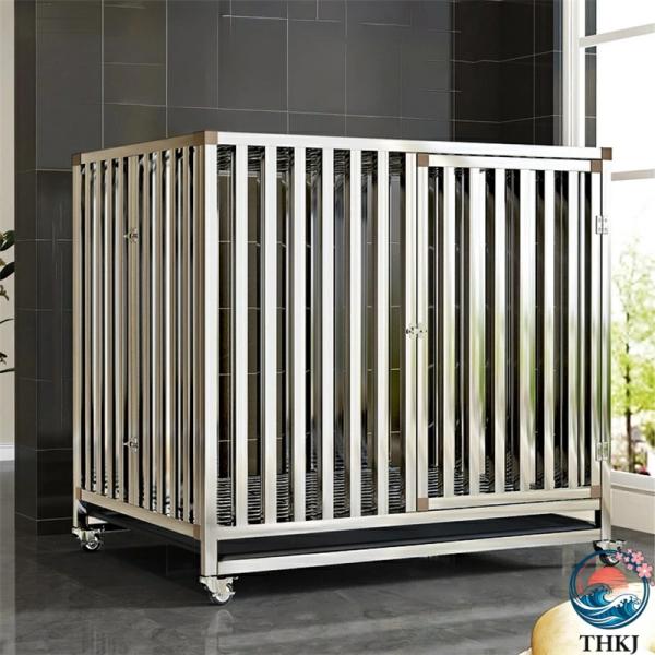 ? 【高品質素材】大型犬用ケージ高強度ステンレス鋼を採用し、長期間使用しても変形したり錆びたりしません。屋内でも屋外でも、本来の光沢と構造の完全性が維持されます。あらゆる種類のペット、特に大型犬に適しており、安全で安心な居住空間を提供します...