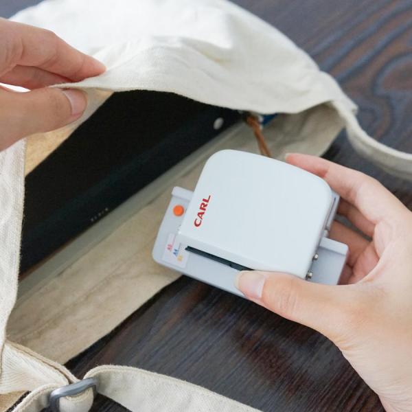 ゲージパンチ・ライトはゲージとパンチが一つになりコンパクトになったゲージパンチです。プリントやテキストをルーズリーフ化し、バインダーノートにファイリングできます。手のひらサイズなので外出先での使用や持ち運びに最適です。１．簡単にルーズリーフ...