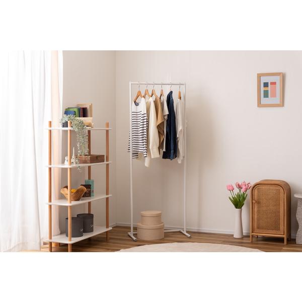 メーカー直送となります。沖縄・離島は、配送不可となります。シンプルで無駄のないデザインのスチール製ハンガーラック。お部屋の雰囲気を選ばず、シャープでスッキリとしたデザインは、掛けられた洋服を品よく見せてくれます。セレクトショップのような雰囲...