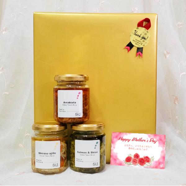 人気の「食べるラー油３種セット」に母の日専用オリジナルラッピングとメッセージカードを添えた特別セット！【ごはんのお供】イタリアンの味をご飯に合うよう銀座のシェフがアレンジした、ごはんのおともの詰め合わせです。ごはんのおかずとしてはもちろん、...