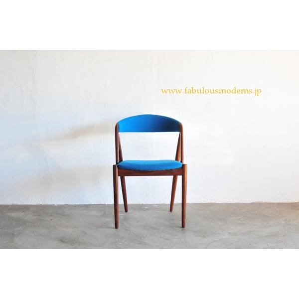 チークのお色に発色良いブルーの組合わせ。人気のお色です。クッション材・ベルト・生地すべて新しく張替えを行いまして未使用となります。フレームにはわずかな小傷がございますが状態はよいと当店では判断いたしております。半世紀以上前の品物です。新品で...