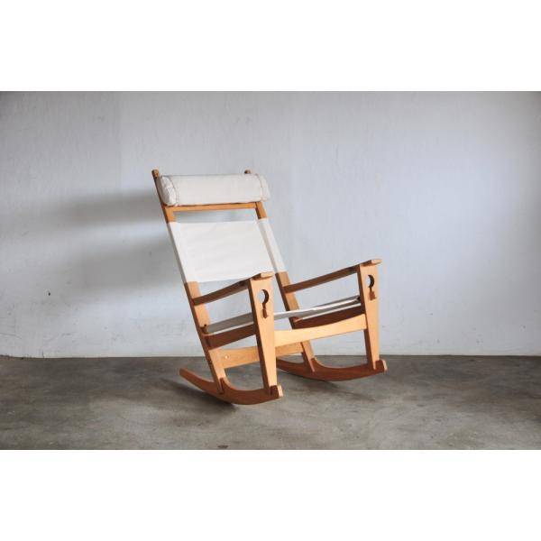 Hans J Wegner 1967年デザインの作品。ロッキングチェアーをお探しの方に是非。Keyhole Chairとも呼ばれておりますこちらの作品。肘掛下で座面をハンモックのように吊るしており、その箇所が鍵穴に見えることからその名がつい...