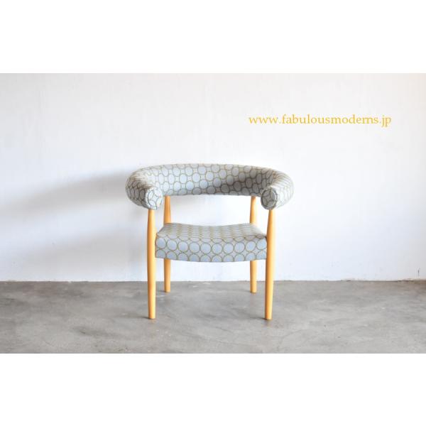 上からみますと円形のデザイン、肘掛断面も円形、遊び心あふれる作品です。座面が大きく安定感があり座り心地も大変良好です。mina perhonen/Tambourine にて張替え後未使用となります。お色はペパーミント・ライトグレー/水色の絶...