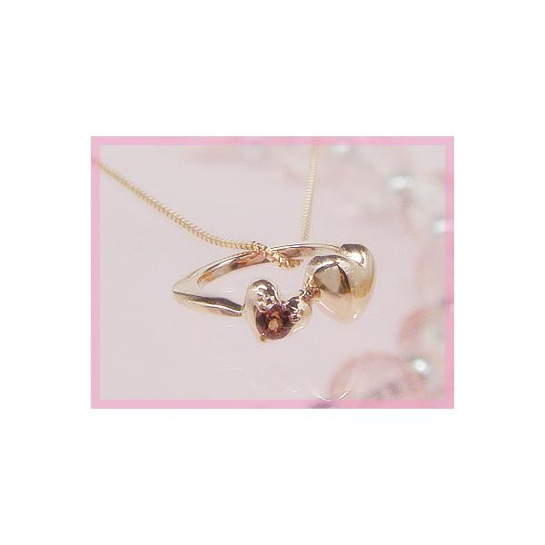 ふたつのカワイらしいハートが寄り添ったベビーリング■誕生石：ガーネット（1月の誕生石）■刻印できる文字数：16文字×両面（合計32文字）■刻印できる文字：英数字（大文字）「＆」「スペース」「：」「.」■リング：K10ピンクゴールド/直径12...