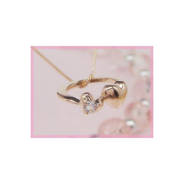 ふたつのカワイらしいハートが寄り添ったベビーリング■誕生石：アクアマリン（3月の誕生石）■刻印できる文字数：16文字×両面（合計32文字）■刻印できる文字：英数字（大文字）「＆」「スペース」「：」「.」■リング：K10ピンクゴールド/直径1...