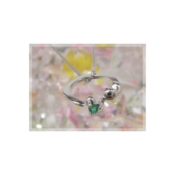 ふたつのカワイらしいハートが寄り添ったベビーリング■誕生石：エメラルド（5月の誕生石）■刻印できる文字数：16文字×両面（合計32文字）■刻印できる文字：英数字（大文字）「＆」「スペース」「：」「.」■リング：プラチナ900/直径12mm/...