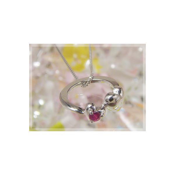ふたつのカワイらしいハートが寄り添ったベビーリング■誕生石：ルビー（7月の誕生石）■刻印できる文字数：16文字×両面（合計32文字）■刻印できる文字：英数字（大文字）「＆」「スペース」「：」「.」■リング：プラチナ900/直径12mm/約1...