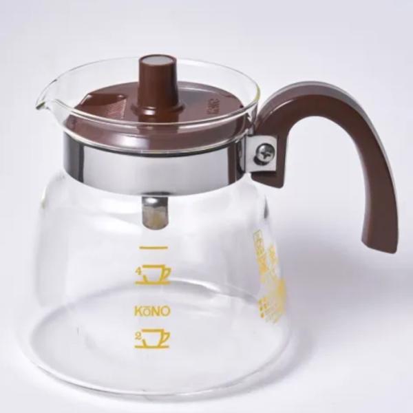 コーノ式名門ドリッパー４人用の交換グラスポットです。ふた付き。カラー：チョコレートサイズ：幅15×奥12.8×高12.2×口径：8.5(cm)備考：4人用材質：ポット　耐熱グラス　　　バンド　ステンレス　　　蓋　アクリル樹脂