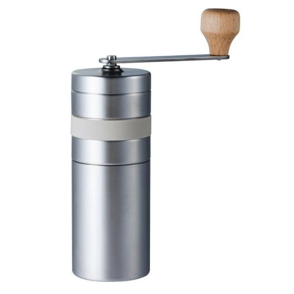 コンパクトな設計ながらセラミック刃を使用した本格仕様。寸法：Φ54mm×H151mm（本体のみ）、W132mm×H179mm（ハンドル装着時）重量：285ｇグラインド能力：30g