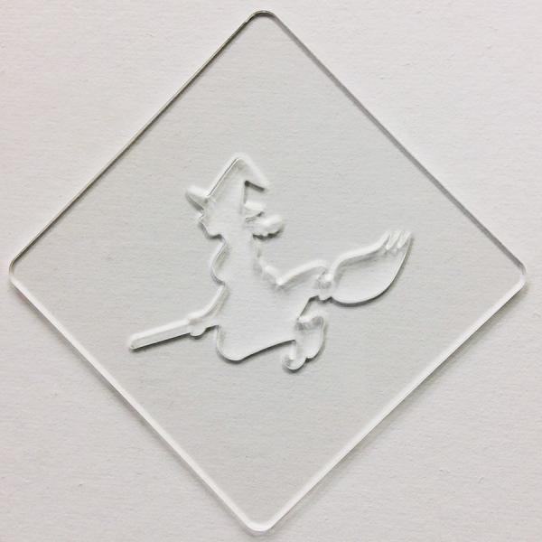 かわいい魔女のステンシル！らくらくオシャレなハロウィンステンシル！カプチーノのラテ（牛乳）の泡の上に置いて、お好きなパウダー（ココア、シナモン、抹茶など）を振りかけるだけ。手軽にラテアートが楽しめるステンシルシートです。テーマ：魔女型番：L...