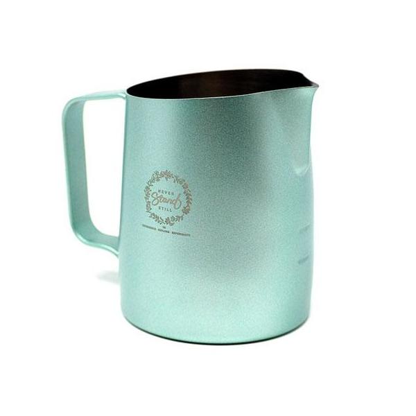 IVY LKY × WPM Pitcher香港・WPM社の、IVY LKY（2016 New York Coffee Fest ラテアートチャンピオン）とのコラボモデルのミルクピッチャーです。500ccという通常より大きめの容量を採用。ピッ...
