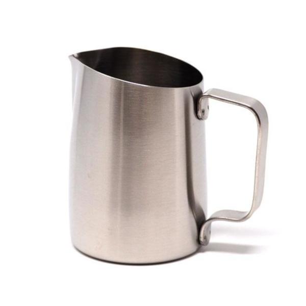 WPM 450cc Milk Pitcher (Sharp Spout / Stainless)香港・WPM社の450cc（15oz）ミルクピッチャーです。シャープスパウト。200ml（6oz-7oz）ほどのカップでのラテアートに最適なピッ...