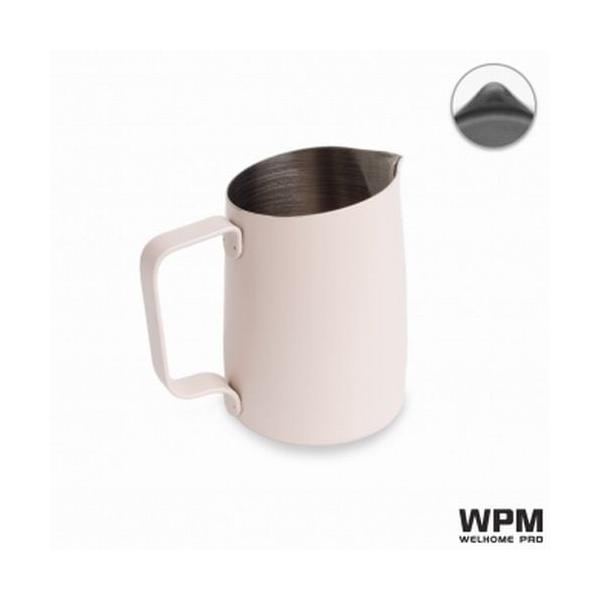 香港・WPM社の450cc（15oz）ミルクピッチャーです。シャープスパウト。200ml（6oz-7oz）ほどのカップでのラテアートに最適なピッチャーです。＜特徴＞・上部が斜めにカットされていることで、ミルクの流量がコントロールしやすくなっ...