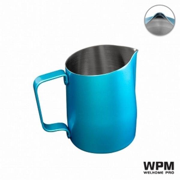 香港・WPM社の500cc（約17oz）ミルクピッチャーです。ロングシャープスパウト。・上部が斜めにカットされていることで、ミルクの流量がコントロールしやすくなっています。・内部に刻まれた目盛りで、1杯のカフェラテを作るのに最適な180cc...