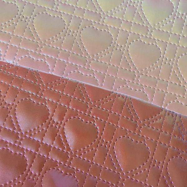 珍しいエナメルキルト。通園通学準備におすすめ！素材　エナメル約実用幅：約69cm前後※入荷ロットにより多少前後する場合があります。50cm単位。数量「1」で50cm×106cm、数量「2」1m×106cm。※多少の染めムラ、色ムラ、織りキズ...