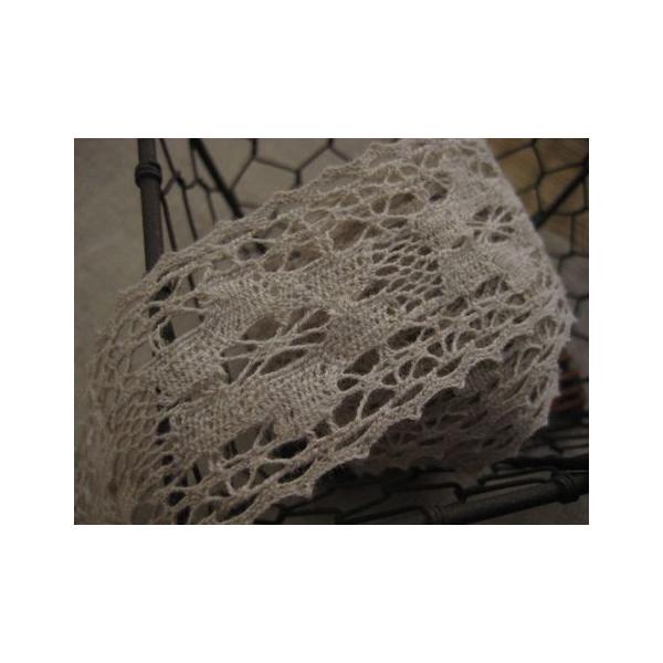 ナチュラルテイストにぴったりの綿麻トーションレース。グレー系の麻独特の色合いがよりクラシカルな雰囲気です♪麻30% 綿70%。幅約35mm前後。1mあたりの価格です。※お使いのブラウザの設定により、多少色が異なって見える場合があります。※ご...