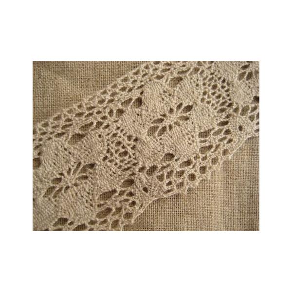 大きなお花が可愛い綿麻トーションレース。麻30%　綿70%幅約40mm〜48mm前後。※入荷時期、ロットにより多少異なる場合がございます。1mあたりの価格です。※ご注文数、巻きの状態により、途中で分かれてのお届けとなる場合がございます。あら...