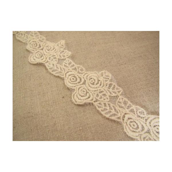上品な薔薇のデザインが素敵なチュールレースです。一つひとつ切り離して使ってもOK！お洋服のポイントだけでなく、コサージュなどのポイントにもどうぞ！幅約40mm前後。※ロットにより多少異なる場合があります。1mの価格です。生成り色。※ブラウザ...