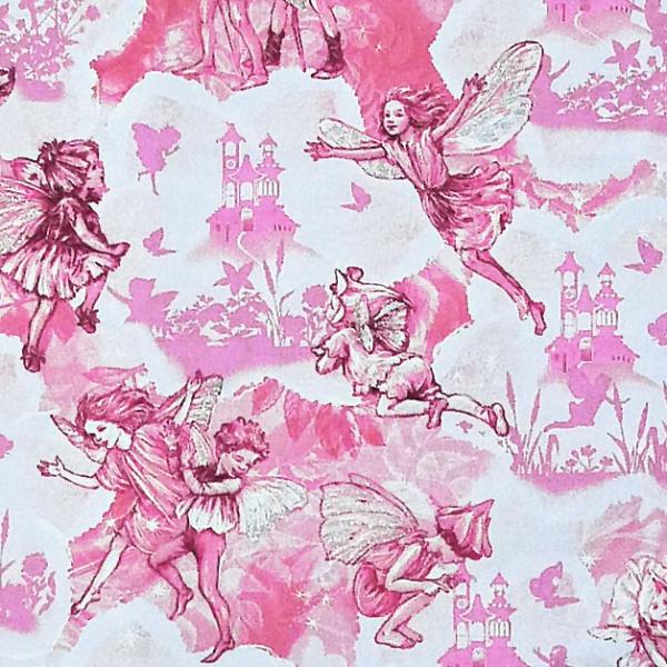 あじさいやカーネーションのお花とお花の妖精が遊ぶドリームランドの情景。遠くにお城が見えています。妖精達の羽にあしらわれたシルバーラメが可愛いです。フェアリー・ドリームランド