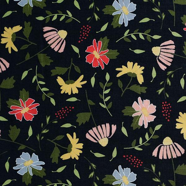 キク科の色々な花を平面的に単純化しています。シャツやブラウスにどうぞ。クローバー・ハロウ・メドウ・ブルームズ/ナイト・スカイ37550-18 CLOVER HOLLOW MEADOW BLOOMS / NIGHT SKY Clover Ho...