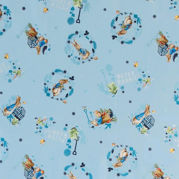 ピーター・ラビットが待望の登場です！花のサークルで囲まれたモチーフが愛らしいデザイン。環境にもやさしいオーガニック・コットン素材です。当店直輸入の手作り愛好家におすすめの一枚です。お洋服や小物に取り入れて、可愛らしい雰囲気を演出しましょう！...