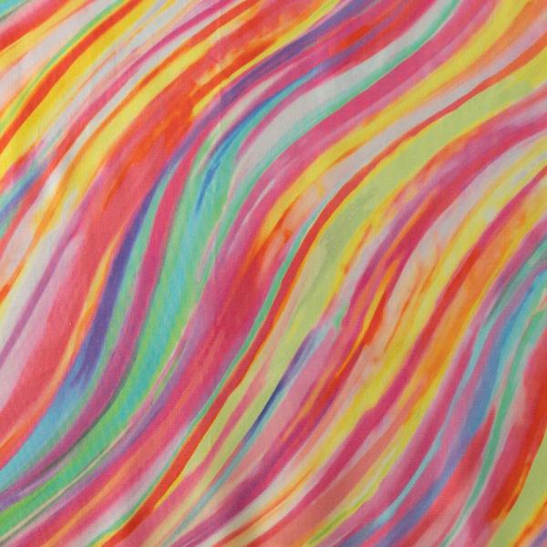 赤、オレンジ、ピンク、紫、青、緑など多彩な色が波のように流れる鮮やかな色彩のストライプ。<br>ダイナミックで流動的なストライプが布全体に広がって、互いに混じり合った明るく大胆な色が視覚を刺激してきます。<br>この...