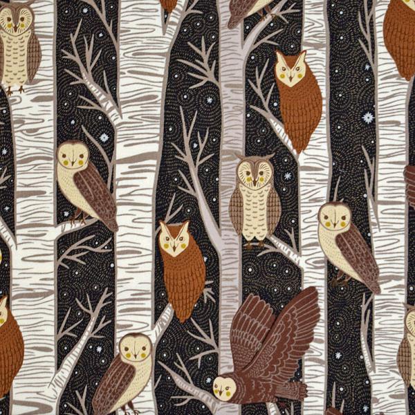 白樺の樹とこちらを見るフクロウ工夫次第でハロウィンを彩るちょっとしたあしらいに使えます。素材も手縫い、ミシン、どちらにも扱いやすい、コットン100％の肌触りの良いシーティング。ナイト・オウル8420-24 NIGHT OWL BY GING...