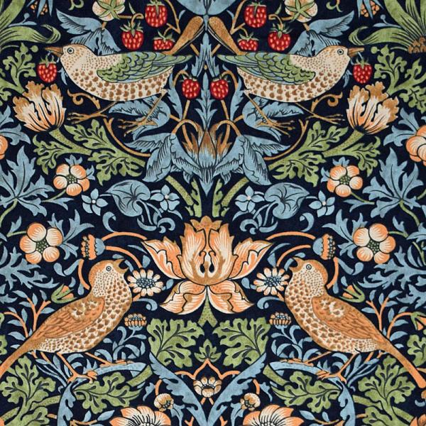 Morris &amp; Co.の正規ライセンス復刻生地「Strawberry Thief」のNAVYカラー。モリスの自宅の庭でイチゴをついばむツグミから着想を得た代表作で、鳥と草花が緻密に織りなす構図は100年以上愛され続けている。深いネ...