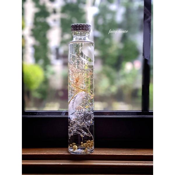 かすみ草、カールワイヤー、リボンを使用したハーバリウムアレンジですトナカイはついていませんおしゃれな見た目と雰囲気は店舗のディスプレイやデコレーション、ちょっとしたお返しや、引越し祝い、誕生日のお祝い、母の日などのプレゼントにもおすすめです...