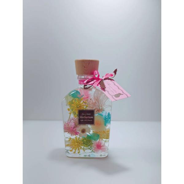 色とりどりのお花たちで春を表現した、可愛らしいハーバリウムアレンジです花かんざし、シルバーデージー、小菊、カーネーション、アジサイ、他　使用おしゃれな見た目と雰囲気は店舗のディスプレイやデコレーション、ちょっとしたお返しや、引越し祝い、誕生...