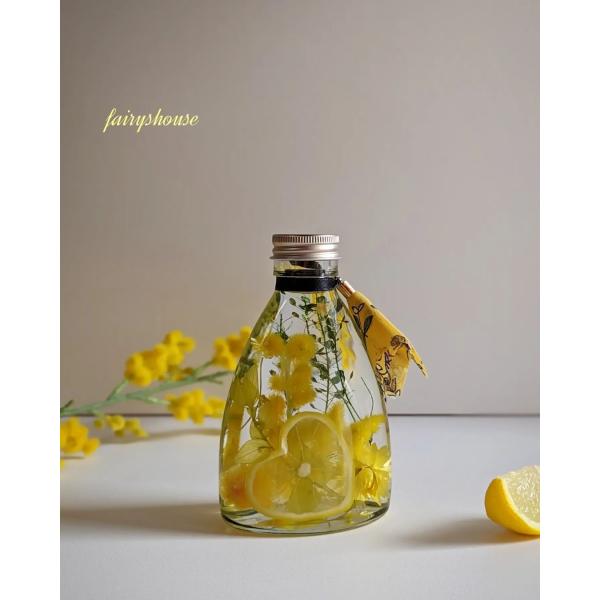 アートフラワーのミモザと、ハーバリウム用食品サンプルのハートレモンを使用した、爽やかなビタミンカラーのとってもかわいいハーバリウムアレンジですおしゃれな見た目と雰囲気は店舗のディスプレイやデコレーション、ちょっとしたお返しや、引越し祝い、誕...