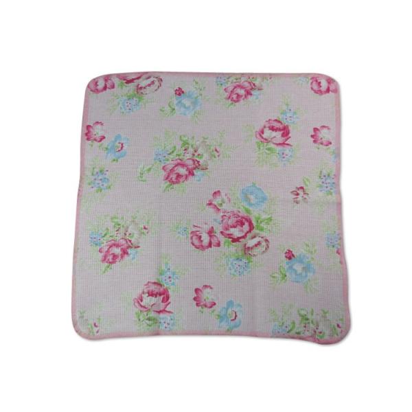 可愛らしいローズが散りばめられた、おしゃれなディッシュクロスです毎日使うものだからこそ、素敵なこだわりのアイテムを使いたいですよね♪サイズ　約　33.5cm×H34.5cm