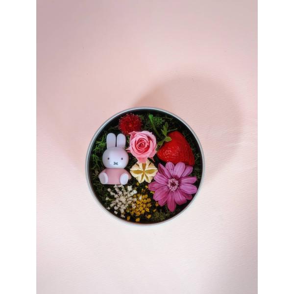 丸形のマグネット缶にミッフィーちゃんとジニア、ピンクローズを使用してとっても可愛らしくアレンジ♪プレゼントにオススメ！※ディスプレイは付属しておりません。枯れないお花、プリザーブドフラワーはお部屋のインテリアはもちろん、お誕生日、母の日、記...