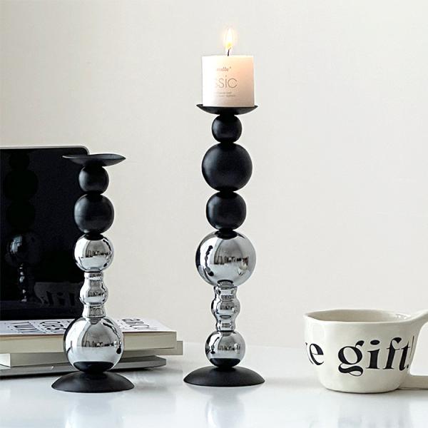 ロマンチックに心を魅了する、癒しの灯＿＿＿＿＿＿＿＿＿＿＿＿＿＿＿＿＿＿シルバー×ブラックのカラーリングに大きさの異なる球体が並ぶ、個性的なデザインがシックにモダンに決まるキャンドルホルダーです。灯りを灯していない時でもオブジェのような存在...
