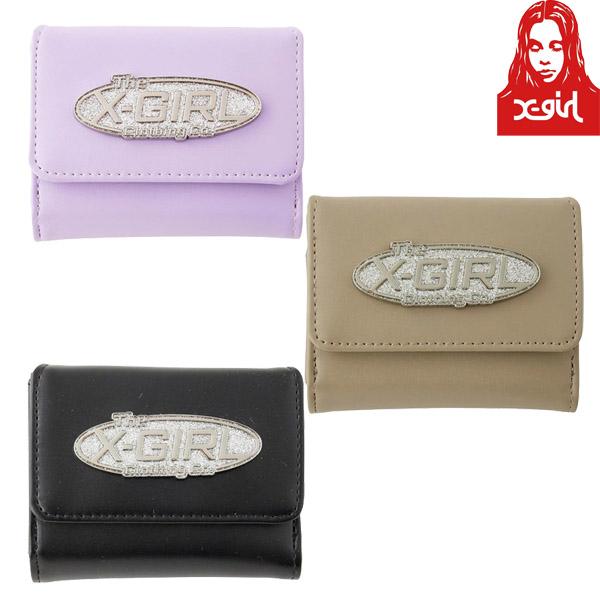 X-girl ( エックスガール ) より、SILVER GLITTER OVAL LOGO BUCKLE MINI WALLETです☆☆キラキラなグリッターロゴがかわいいミニウォレットコンパクトサイズの三つ折り財布。小さいながらも充実した...
