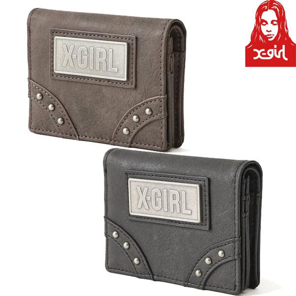 X-girl ( エックスガール ) より、METAL LABEL FAUX LEATHER BAGです☆☆メタリックデザインが魅力のミニウォレット持ち歩きやすいコンパクトサイズの二折り財布。フェイクレザー素材に映える、ロゴのメタルネームと...