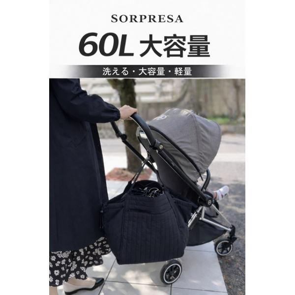 キルティング マザーズバッグ Mサイズですキルティングのステッチがデザインのポイントになっている、丈夫で軽量なトートバッグ。男性が持ってもバランスよく見えるサイズ感なので、ユニセックスにご家族でシェアしてもお使いいただけます。ママだけでなく...